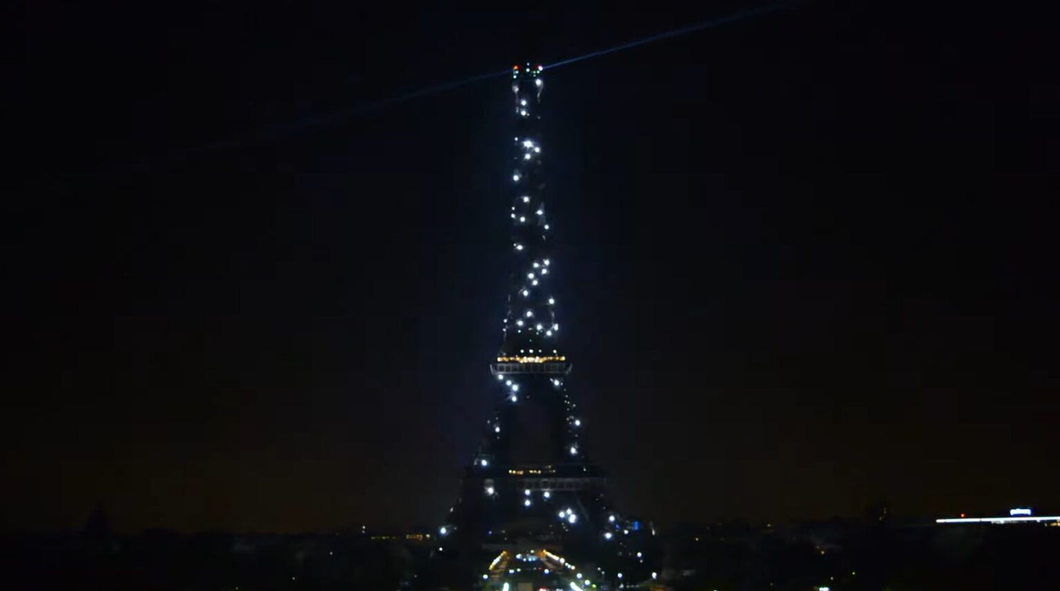 Have you ever seen what happens to the Eiffel Tower at 1 a.m.? - MediaFeed